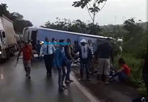 V Deo Nibus Passageiros Tomba Na Br Ao Desviar De Buraco E