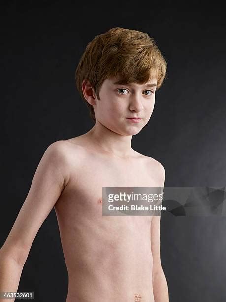 Chicos Sin Camiseta Fotografías E Imágenes De Stock Getty Images