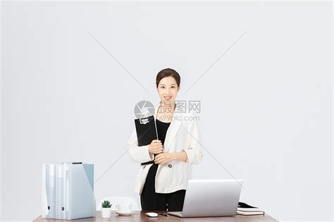 在办公室手拿文件夹的商务女性高清图片下载 正版图片501386304 摄图网