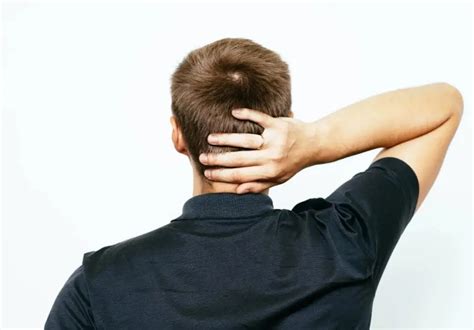 뒷골이 땡기는 이유 5가지 땡길때 대처 방법 뒤통수 머리 뒤쪽 통증 땡김 두통 찌릿 웰빙인사이트