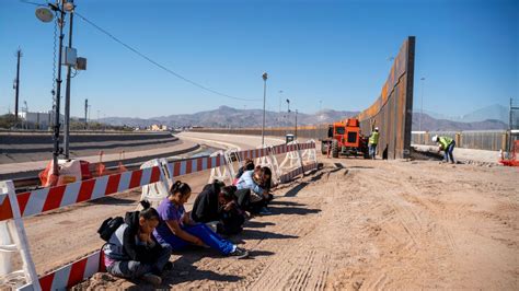 Estados Unidos Texas Construye Su Propio Muro En La Frontera Con