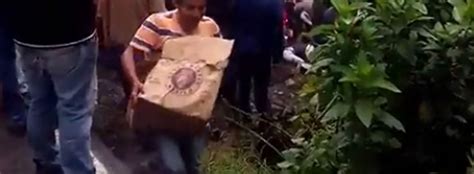Saquean tráiler de cerveza que cayó en barranco
