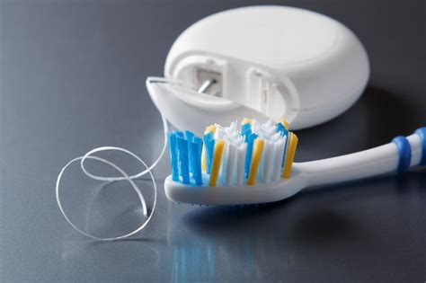Escova De Dentes E Fio Dental Foto Premium