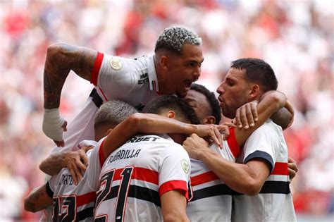dois a mais São Paulo vence Majestoso e mantém o Corinthians no Z4