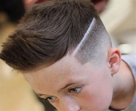 27 najlepszych fryzur dla chłopców w roku 2024 Fajna Tajna