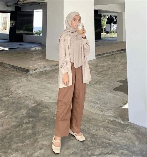 10 Ide OOTD Hijab Dengan Blazer Warna Netral Estetik