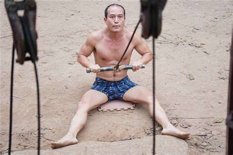 Tắm tiên ở sông Hồng ngày Hà Nội lạnh sâu