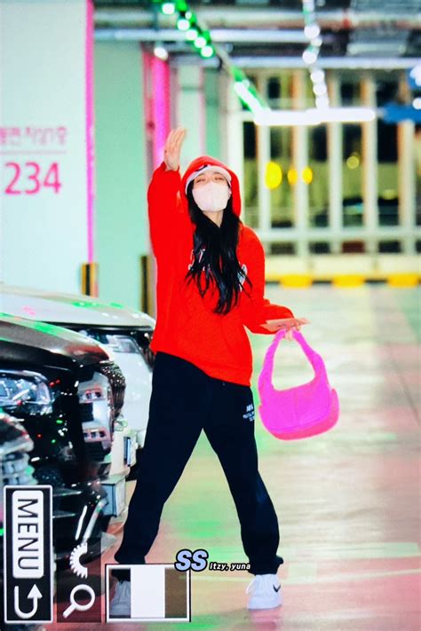 daitzy on Twitter RT shinsarang yn 230313 ICN 아기 잘가아 푹 자아 유나