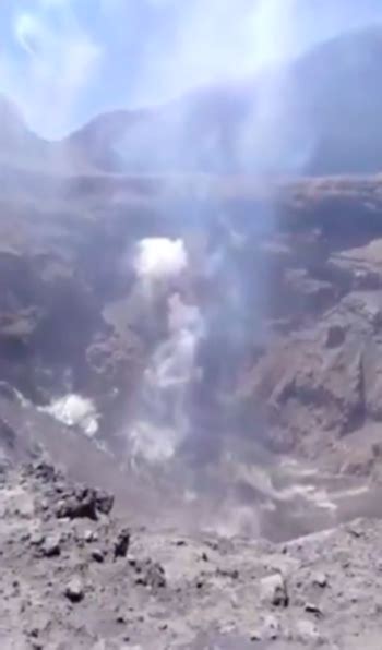 Volcán Popocatépetl grabado al interior y pasa encima meteorito