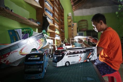 KERAJINAN MINIATUR BUS ANTARA Foto