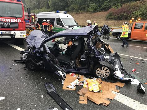 Schwerer Unfall Nach Starkregen Auf A9 Bei Bayreuth Bildergalerie