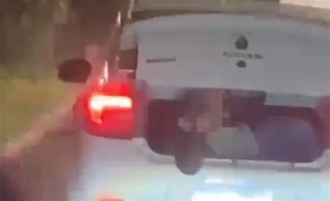 Vídeo Motorista de aplicativo pede socorro no porta malas de carro
