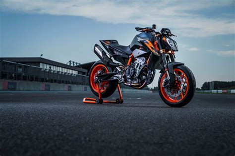 Motorrad Vergleich KTM 890 Duke R 2022 Vs Suzuki GSX 8S 2024