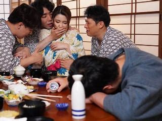 Đưa vợ đi suối nước nóng chồng không biết vợ bị người khác địt sấp mặt