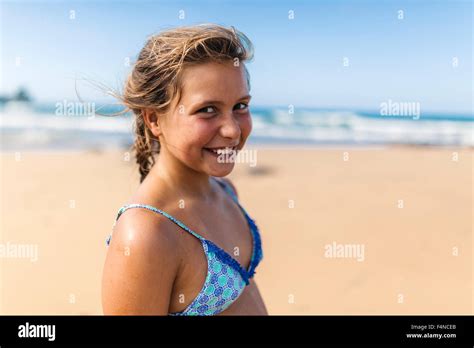 Porträt von lächelndes Mädchen tragen Bikini Oberteil am Strand