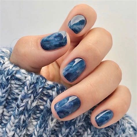 Uñas azul peltre 10 ideas para llevar el color del 2023 en tu manicure