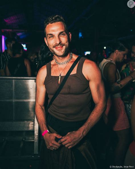 Moda De Igor Rickli Tem Cintura Baixa Cropped Maquiagem E V Rias
