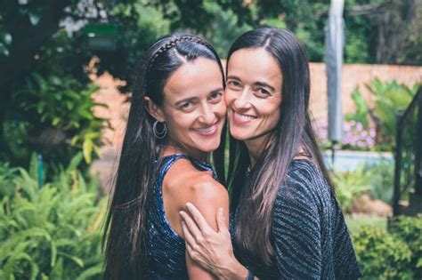 Premium Photo Twin Sisters Hugging