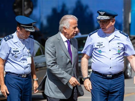 Ministro de Lula defende uso de farda por Cid e diz que Forças Armadas