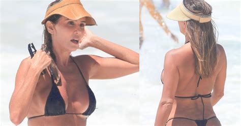 Deborah Secco vai à praia repete biquíni mínimo e exibe virilha