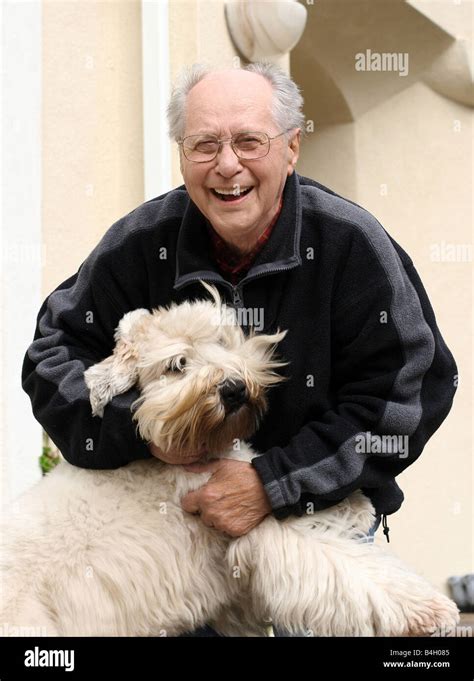 Un vieil homme son chien Banque de photographies et dimages à haute