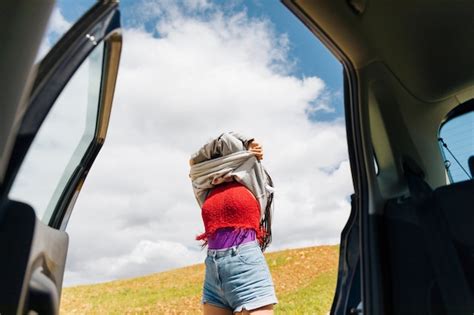 Femme Se D Shabille En Voyage Photo Gratuite