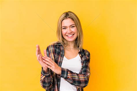 金发碧眼的年轻caucasian女人被孤立在黄色背景上感觉充满活力和舒适高清图片下载 正版图片504377109 摄图网