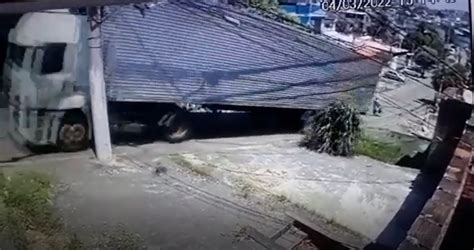 VÍDEO Caminhão perde freio desce ladeira de ré e atropela entregador