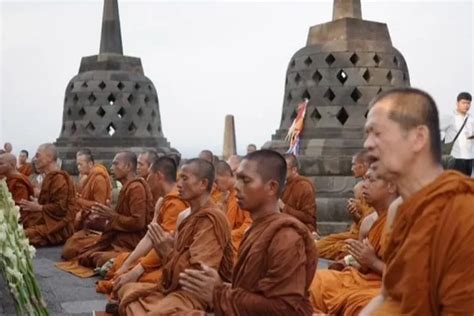 Asal Usul Perayaan Hari Raya Umat Budha Tri Suci Waisak Di Candi