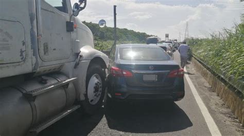 Choca tractocamión contra automóvil y aumenta embotellamiento de la