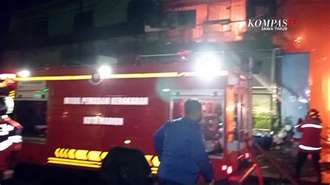 Gudang Rongsokan Dan Satu Truk Di Madiun Ludes Terbakar Video Dailymotion