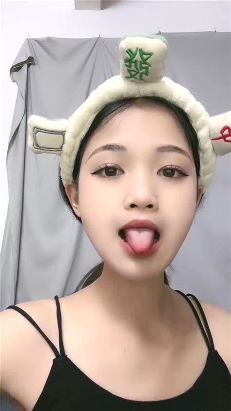 娇小身材甜美少女小舌头一顿舔熟悉的骑乘位猛怼 福利岛