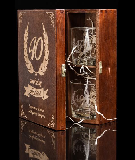 KARAFKA SKRZYNKA 2 SZKLANKI Z GRAWEREM DO WHISKY 7819959627 Allegro Pl