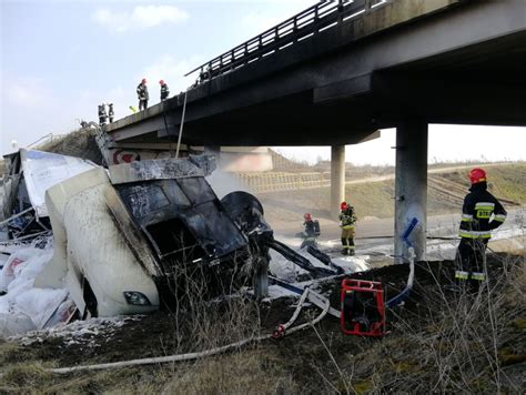 Ciężarówka spadła z wiaduktu na jezdnię i stanęła w ogniu Nie żyje 27