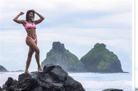 Juliana Paes exibe corpo escultural e definido só de biquíni em
