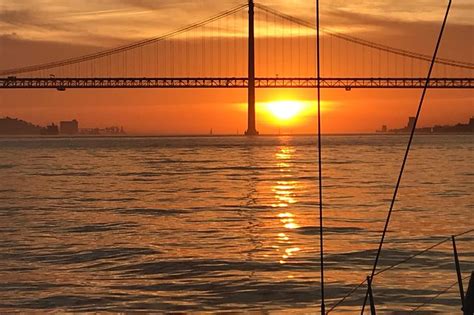 Croisière en Voilier au Coucher Du Soleil à Lisbonne avec Vin
