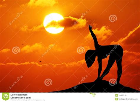 Silueta De La Yoga Practicante De La Mujer Durante Puesta Del Sol En La