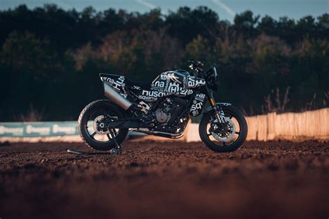 Flecha bicilíndrica Husqvarna confirma la llegada de la Svartpilen 801