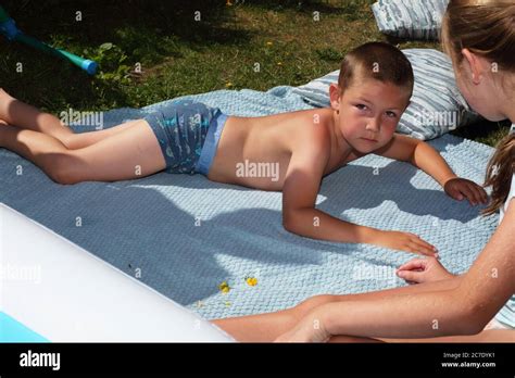 Petite fille avec serviette Banque de photographies et dimages à haute