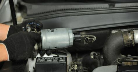 Jak wymienić filtr paliwa w Hyundai Santa Fe CM poradnik naprawy