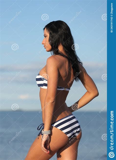Mujer En Bikini En La Playa Foto De Archivo Imagen De Ocio Sano