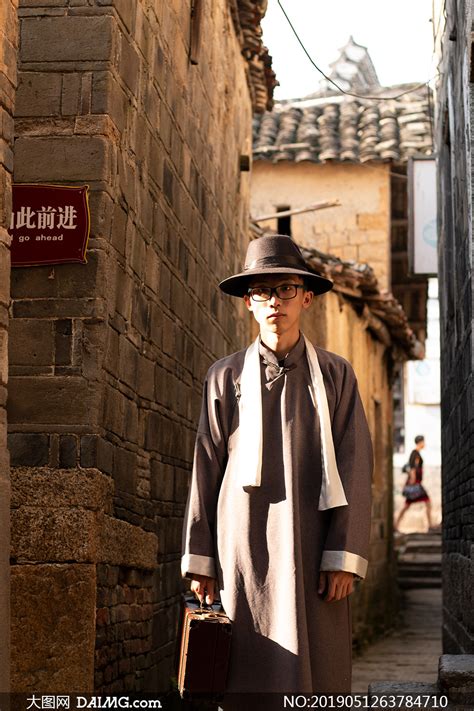 小巷里的长衫装扮男子人像摄影原片 大图网图片素材
