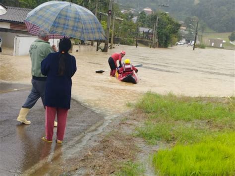 Família 5 crianças é resgatada após chuva causar alagamentos em Rio