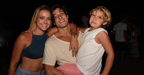 Filho de Neymar Davi Lucca curte piscina o namorado da mãe Meus