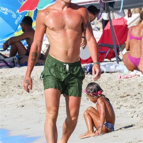 Shawn Mendes Con El Torso Desnudo En Una Playa De Ibiza Torsos