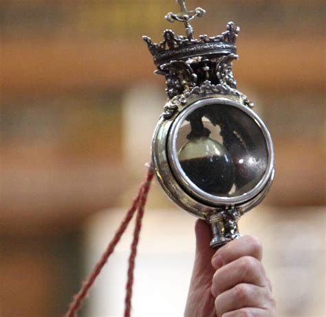 Napoli Si Ripete Il Miracolo Di San Gennaro Sangue Sciolto Alle 18 38