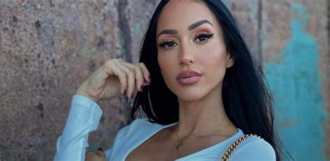 Los posados más sexys de Aurah Ruiz de este verano