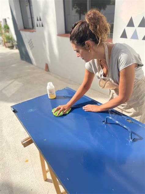 Cómo pintar una puerta de metal De tiza