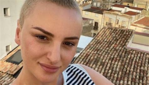Arisa Ci Ripensa E Si Toglie La Parrucca Su Instagram Non Sono Come