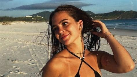 Antes e depois de Mel Maia atriz surge de biquíni em vídeo de personal